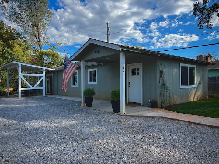 Lounge + Lake - Shasta Lake, CA