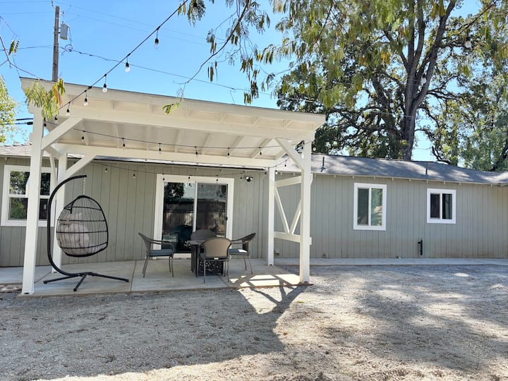 Lounge + Lake - Shasta Lake, CA