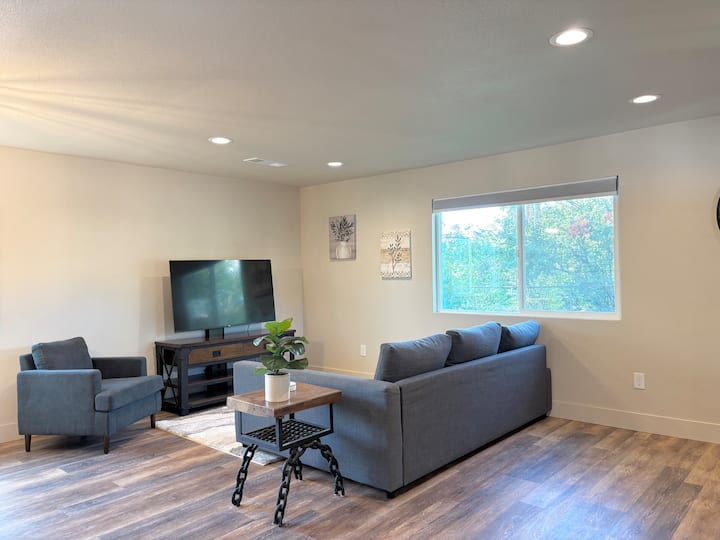 Lounge + Lake - Shasta Lake, CA