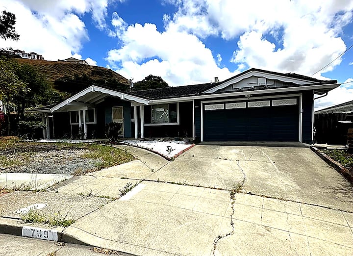 Hillside Retreat - Hayward, CA
