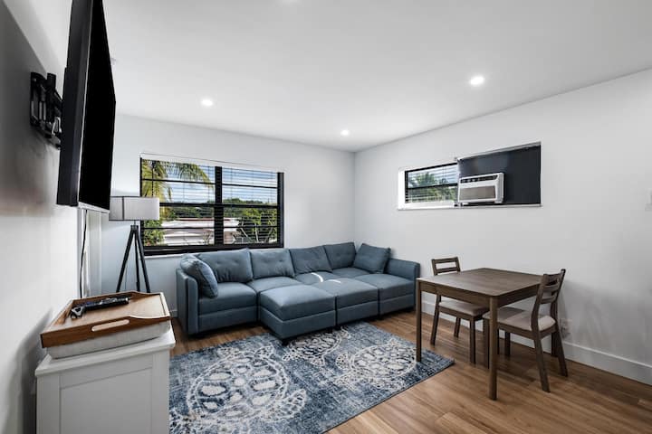 Gorgeous Upstairs Apartment Nest Near Beach - Pompano Beach, FL