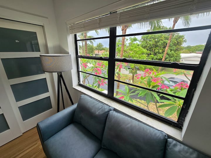 Gorgeous Upstairs Apartment Nest Near Beach - Pompano Beach, FL