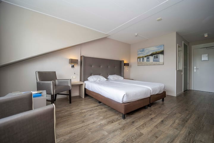 Steps From The Beach W/ Pool & Tennis Court Access - Zoutelande