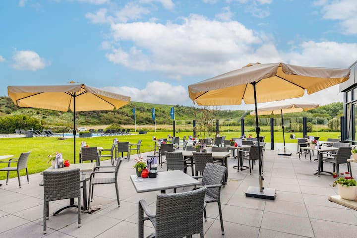 Steps From The Beach W/ Pool & Tennis Court Access - Domburg
