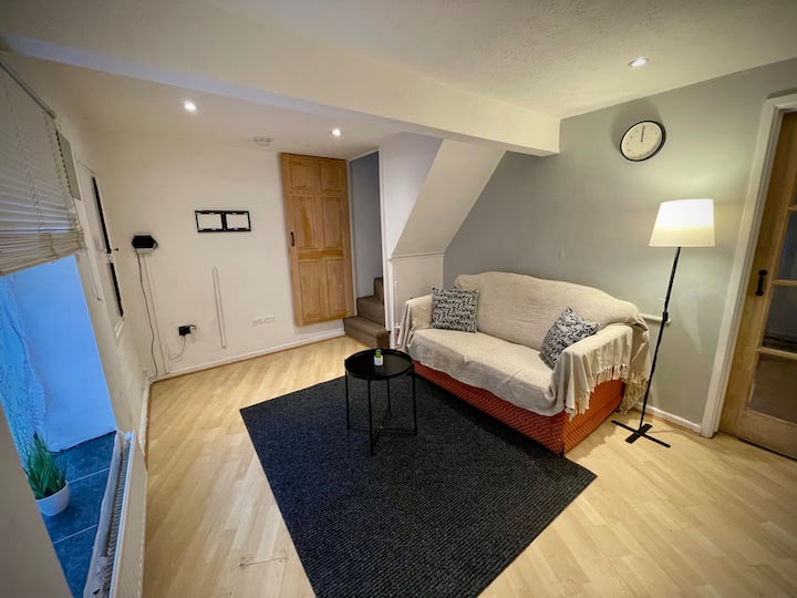 Brunel, Traditional Cosy Cottage, Central, Parking - South Wales