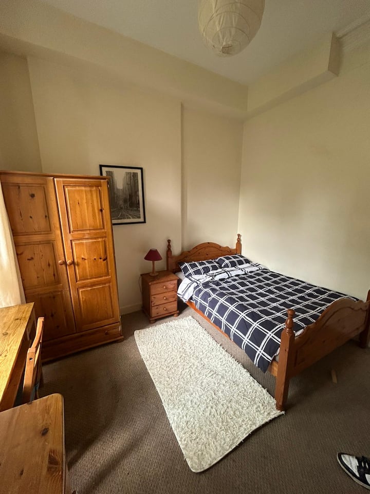 Basic Room Next To The Meadows - Edinburgh