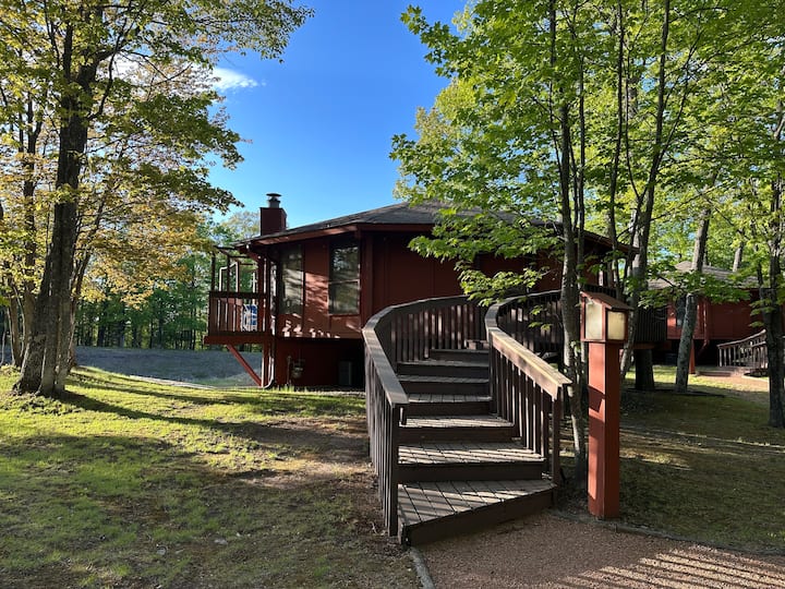 Eagle River Timber Treehouse - Eagle River, WI