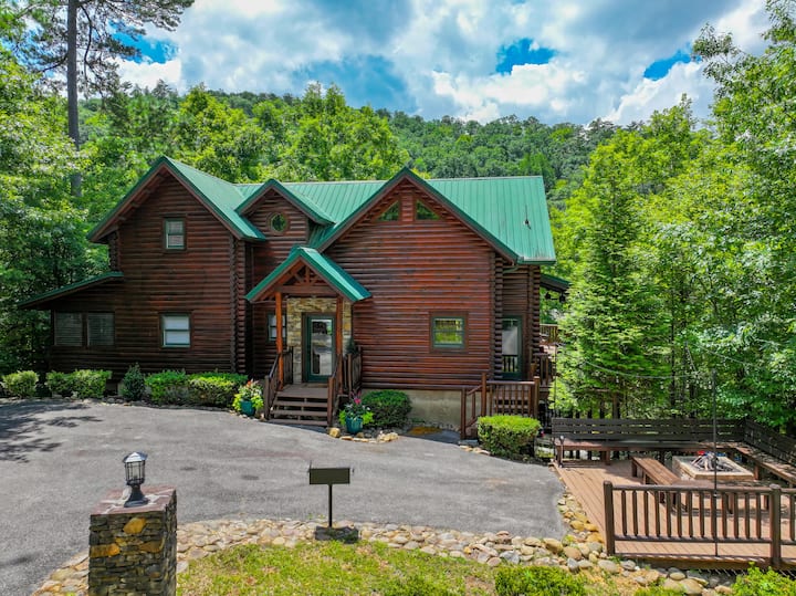 Gorg Cabin W Privacy, Proximity, Gameroom & Hottub - Pigeon Forge, TN