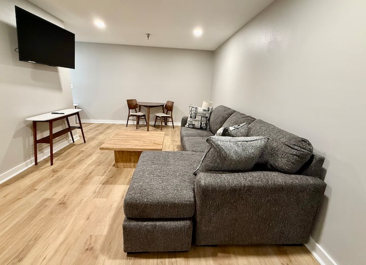 Modern Studio Steps From Aksarben Dining & I-80 - Omaha, NE