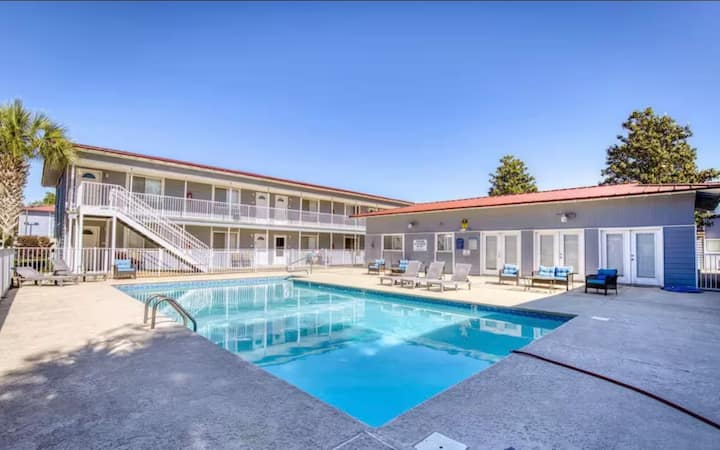 Cozy Beachside Retreat - Biloxi, MS