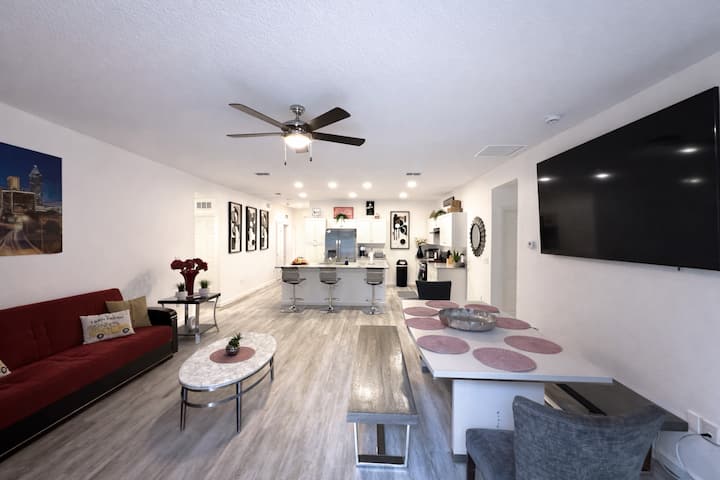 Spacious 5br Home • Sleeps 10 • Fenced Yard - Jacksonville, FL