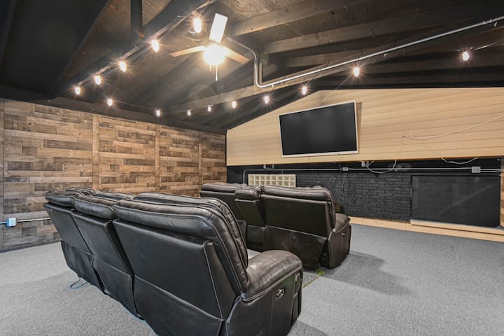 Miller Beach Escape! Movie Theater + Fire Pit - Hobart, IN