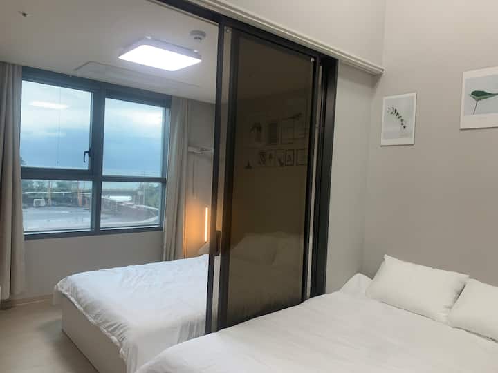 동해 파인앤유오션시티 308호 오션뷰 라텍스 트윈베드 복층(25년 10월 All새제품) - Donghae-si