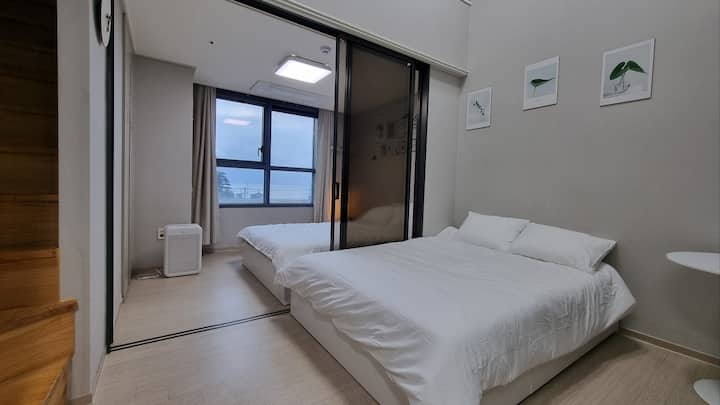 동해 파인앤유오션시티 308호 오션뷰 라텍스 트윈베드 복층(25년 10월 All새제품) - Donghae-si