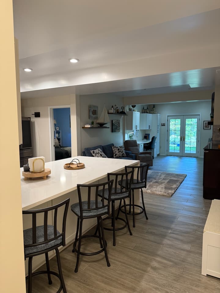 Golf, Lake Views & Cozy Comfort –Port Orchard Stay - Port Orchard, WA