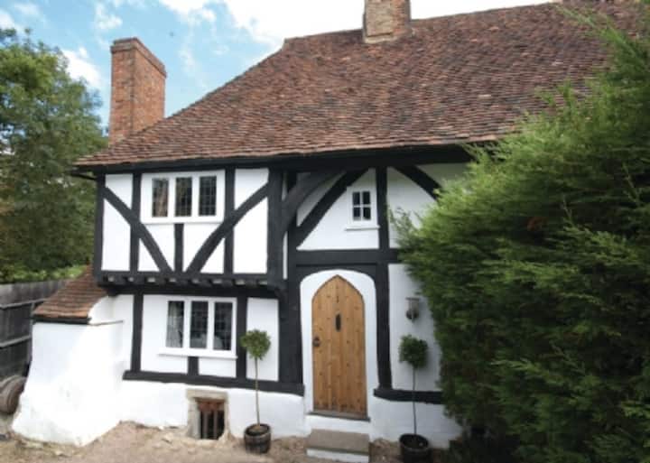 Historic Cottage On Park Wall - Maidstone