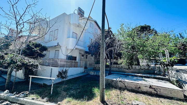 Merkezde 3+1 Köşe Konum Villa - Kuşadası