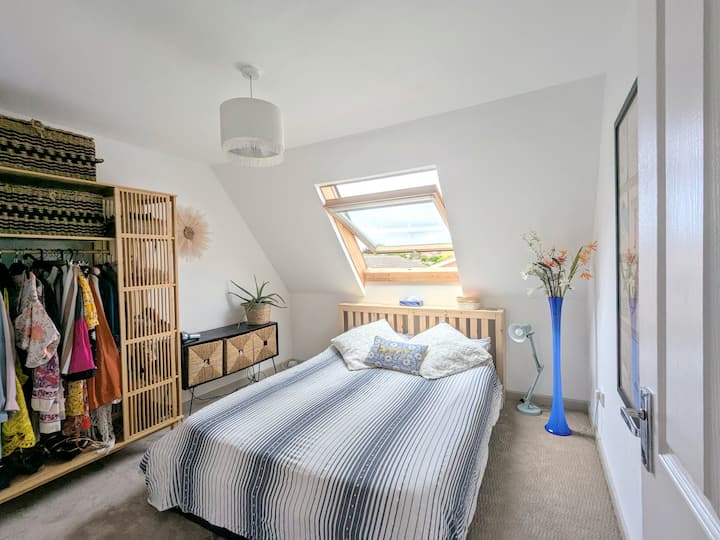 Airy Coastal Courtyard House - Bournemouth