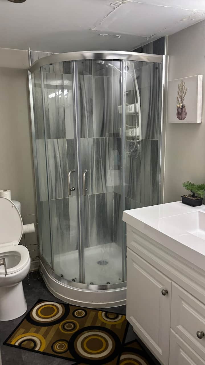 Beau Sous-sol De 2 Chambres. - Oshawa