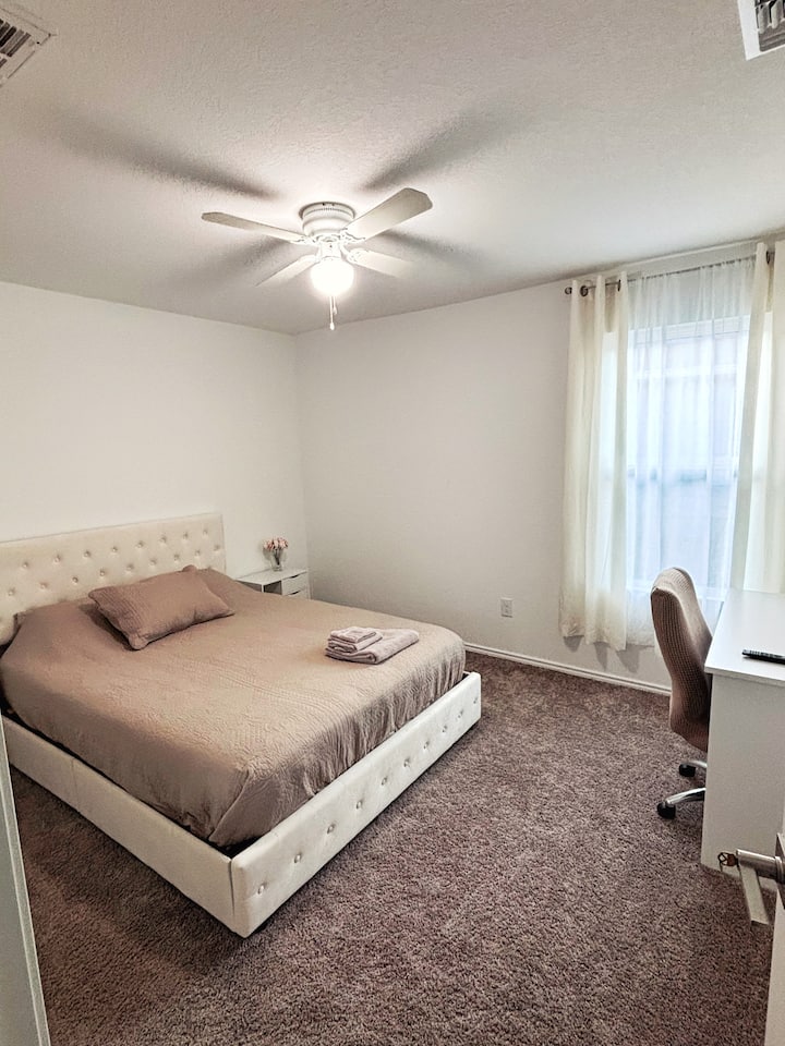 Peaceful Room With Closet – Great Location - Universal City, TX