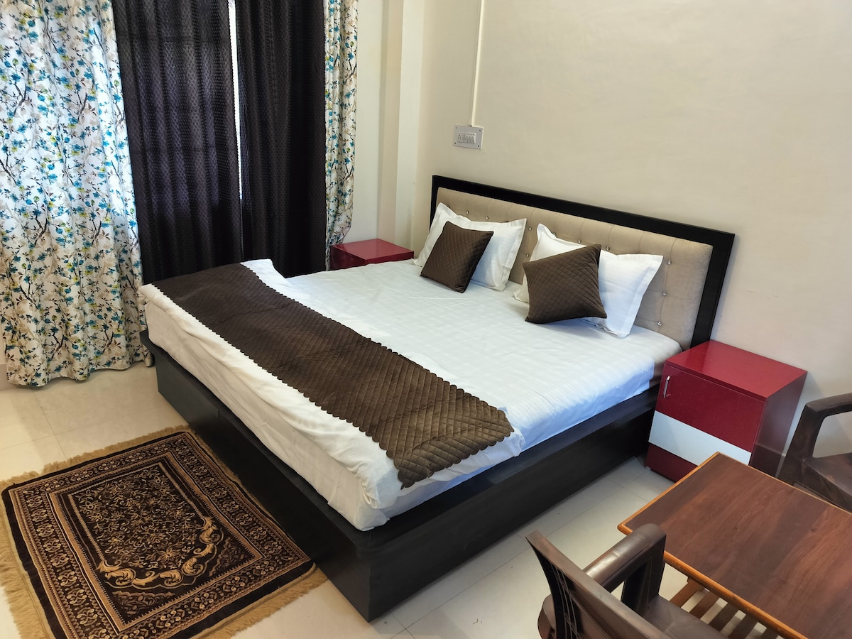 salle de séjour avec vue sur la colline - Airbnb