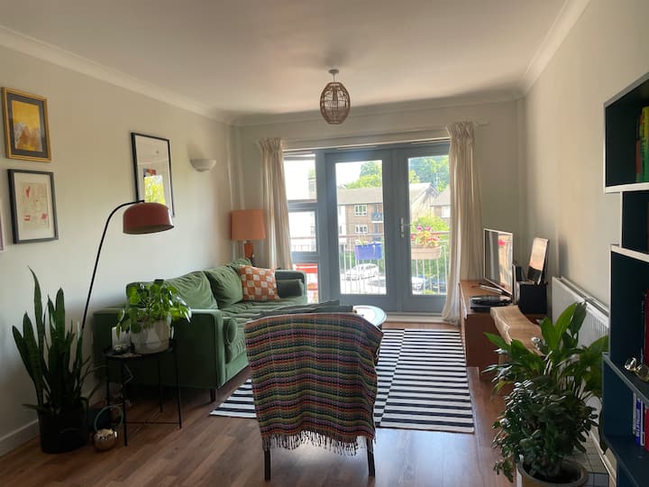 Large Flat In Stoke Newington - Woolwich