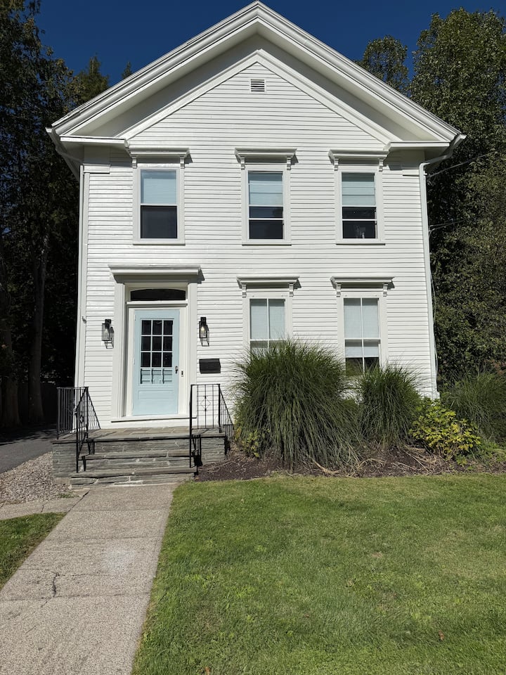 Comfortable 5 Br Farmhouse - Hamilton, NY