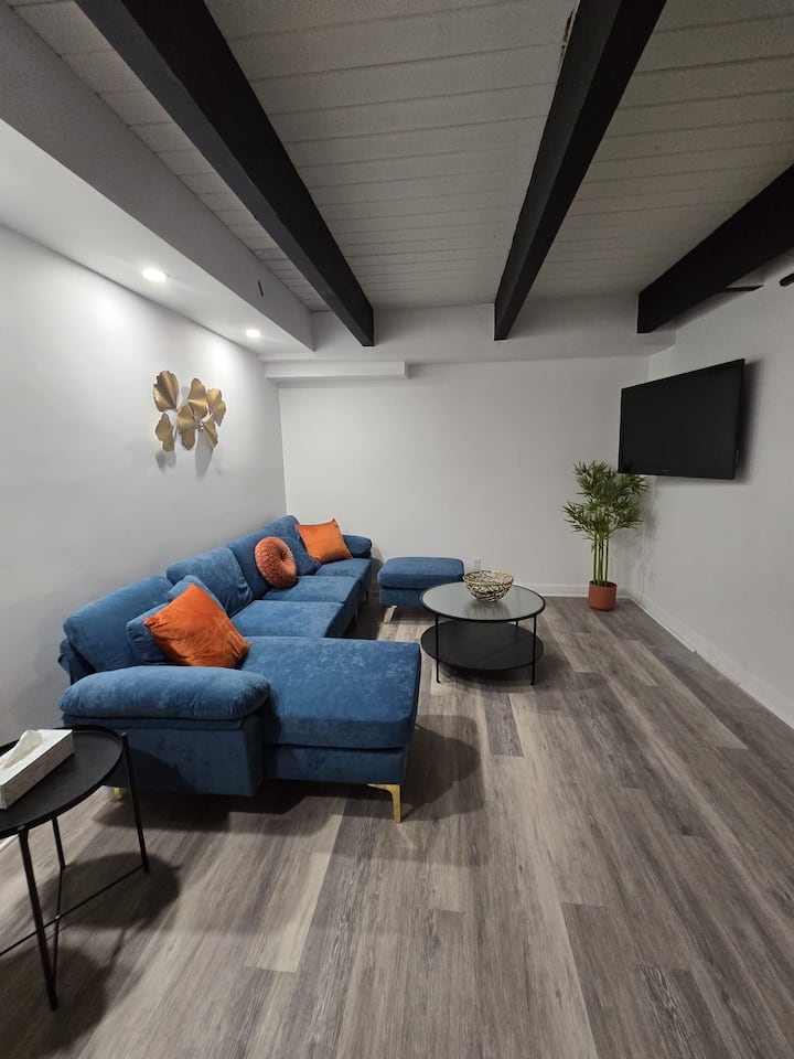Maison Lavoie | Modern 3 Br Townhouse - Pointe-Claire