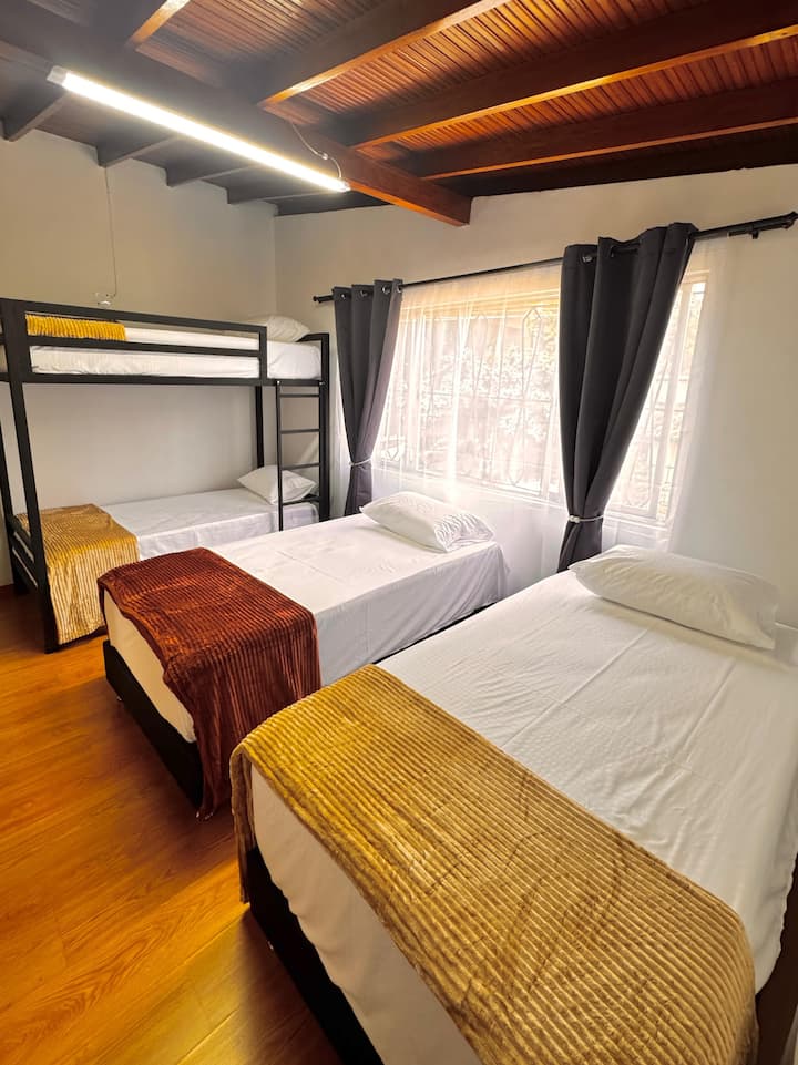 Galeria De La Montaña Hostel, Dorm - Medellín