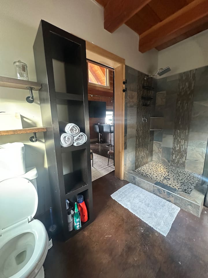 Serene Okanagan Lake View Cabin - Kelowna