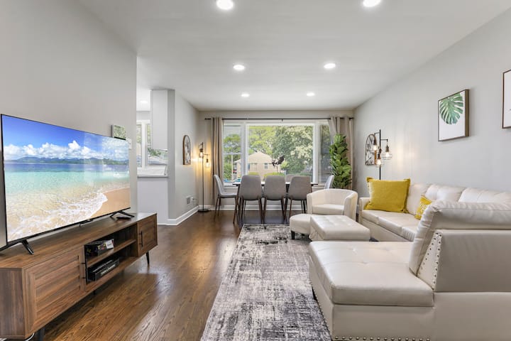 Sassy Skokie Stay: 3 Bds, 2ba - Skokie, IL