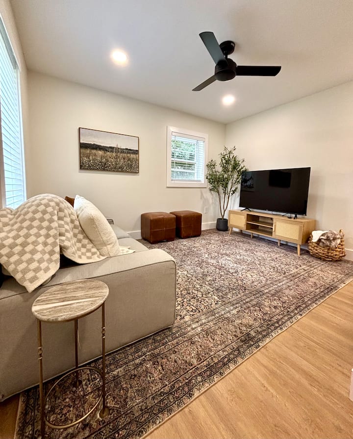 Upscale Downtown Roswell Retreat - Roswell, GA