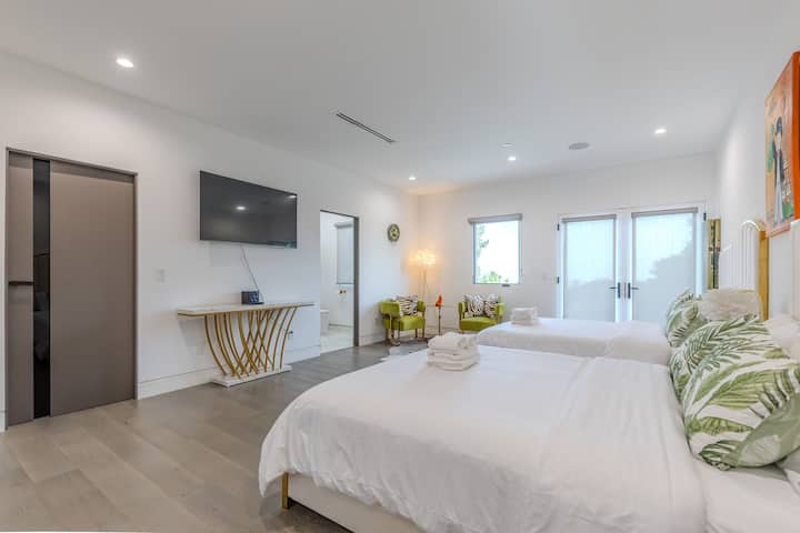 Luxury Mansion | Modern | Pool & Jacuzzi Bbq | - Pasadena, CA