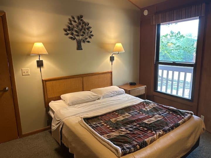 Eagle River Cherry Treehouse - Eagle River, WI