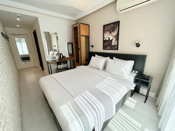 Modern Hotel Room In Taksim - Istanbul