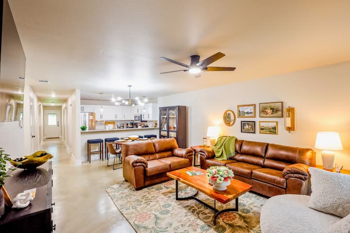 Pet-friendly 3br | Walk To Umhb + Fenced Yard - 貝爾頓