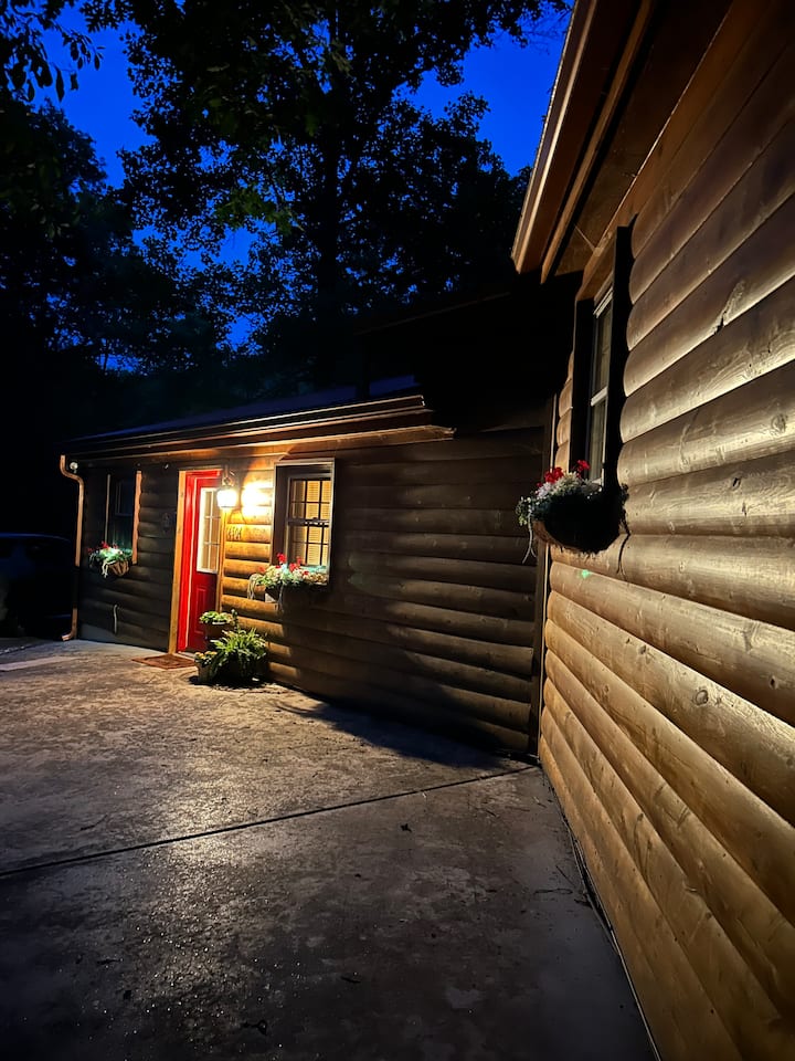 Renovated Cabin, Waterfalls, & Lake Chatuge - Hiawassee, GA