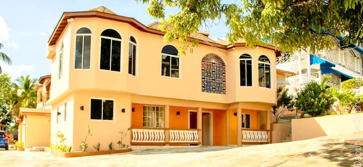13 Bedroom 13 Bath Home - Cozy - Montego Bay