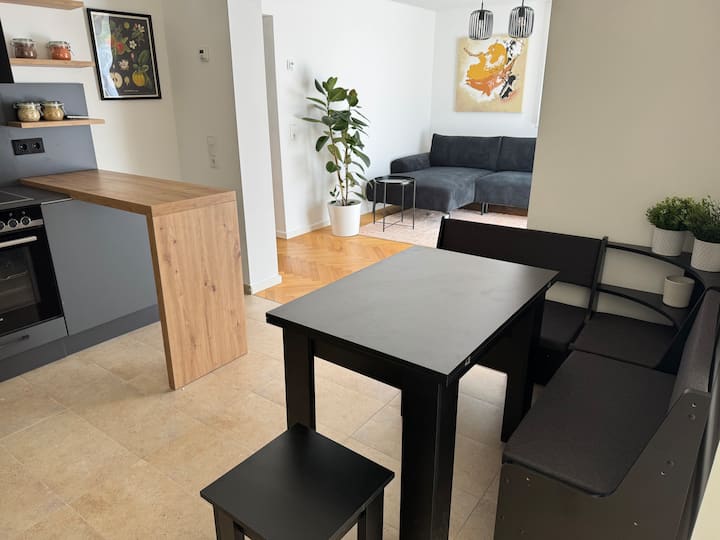 Terassenwohnung Mit Gr. Küche Und Stellplatz ! - Stuttgart