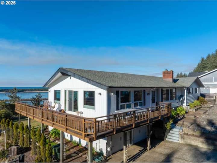 Luxurious Hilltop Home W/ Direct Dune Access - Umpqua Lighthouse State Park, Reedsport