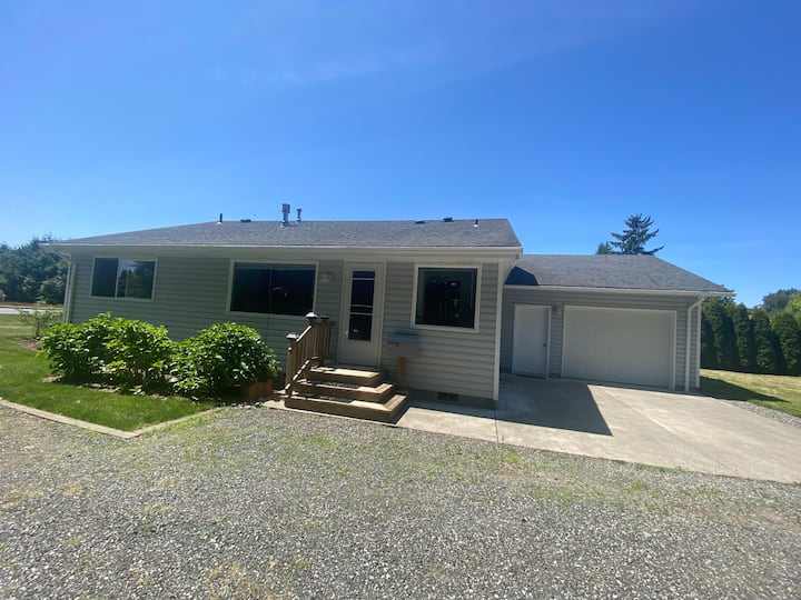 Cozy Beach House - White Rock