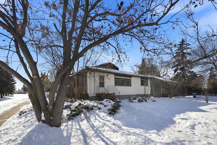 Spacious Retreat Home - Red Deer