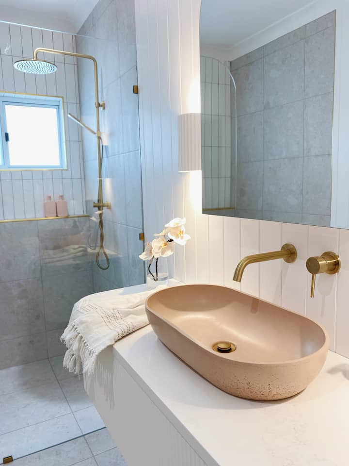 A Coastal Oasis In The Country! - Charters Towers