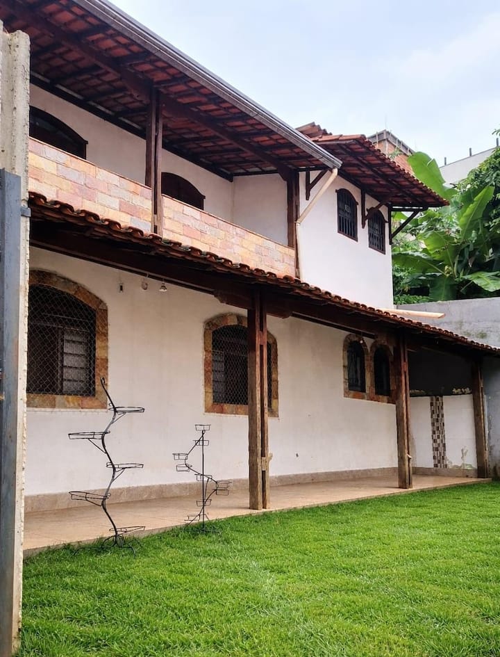 Casa Ampla Com Quintal Gramado,
óTima Localização - Belo Horizonte