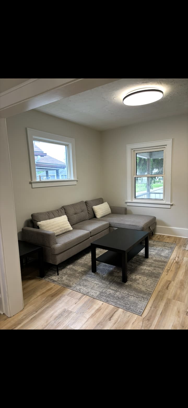 Modern 2br 1ba Home In Sarnia - Sarnia