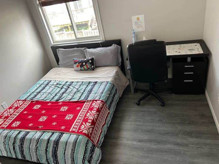 Lovely Room D Near Boardwalk - Waterloo