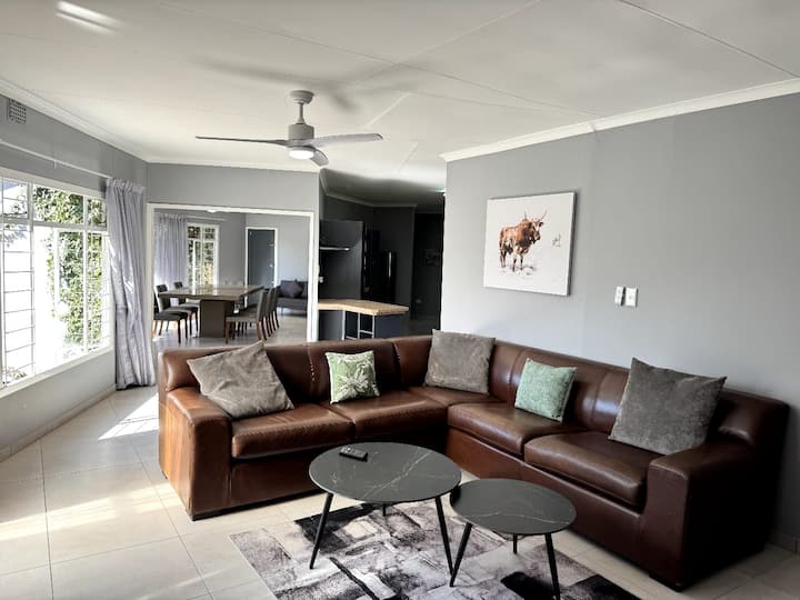 Riverhaven  4 Bed Rooms Self Catering Villa - Krugersdorp