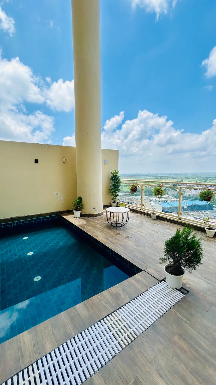 Dive In! 3-br Paradise With Pool - Noida