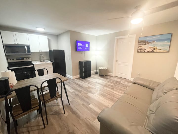 Cozy 2 Bedroom Unit For 4- Fully Fenced Backyard - Tampa