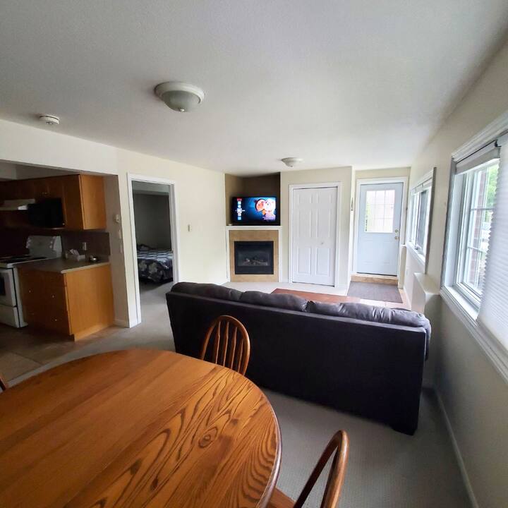 Serene Escape: Cozy Walkout Suite With Nature View - Fergus